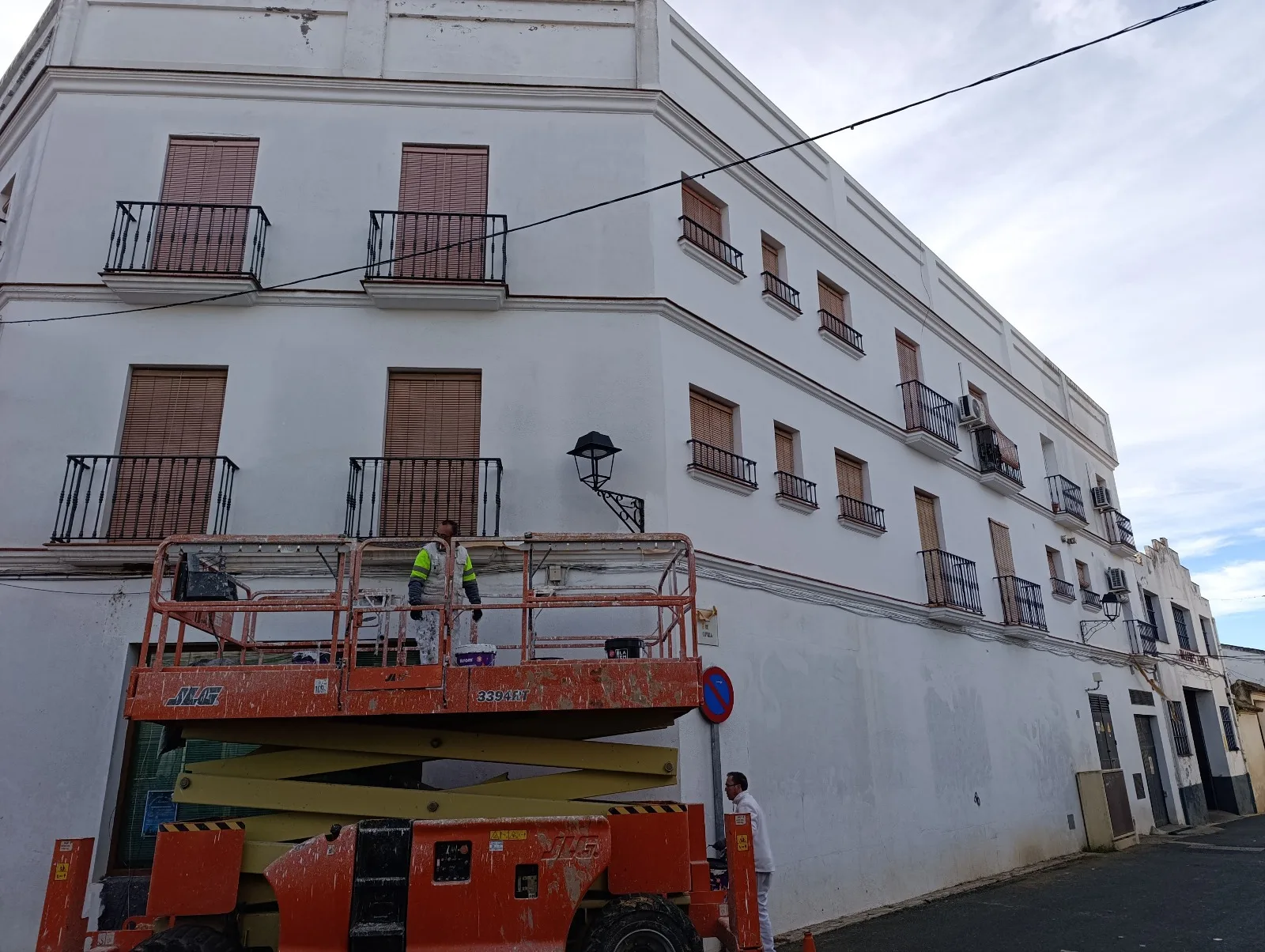 Nueva adjudicación de pintura integral en Comunidad de Propietarios en Cazalla de la Sierra ...